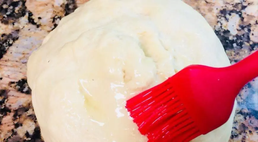 Lubricate the dough with vegetable oil