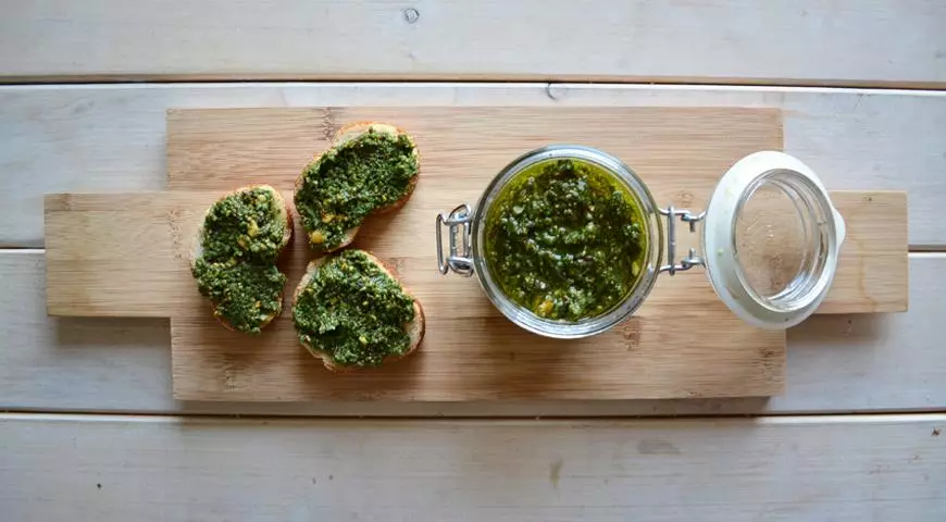 Pesto ຈາກ nettle ແລະ pistachios, ສູດໂດຍຂັ້ນຕອນທີ່ມີຮູບພາບ