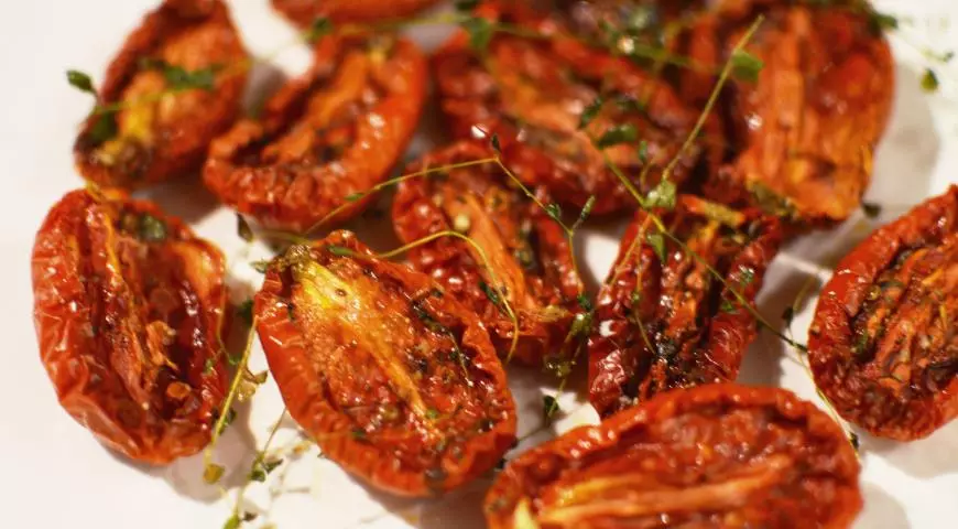 Tomates séchées avec des herbes