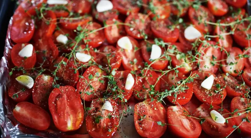 Photo Cooking Recipe: Drier Tomatoes na may Herbs, Step No. 1