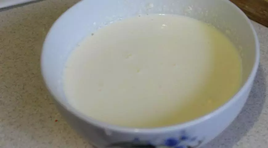 Mayonnaise û îsotê li Broth-ê mayî zêde bikin, Wedge tevlihev bikin