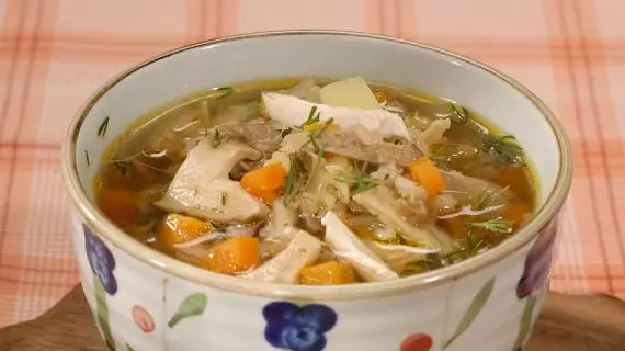 Soupe de poulet avec orge et champignons, recette pas à pas avec photos