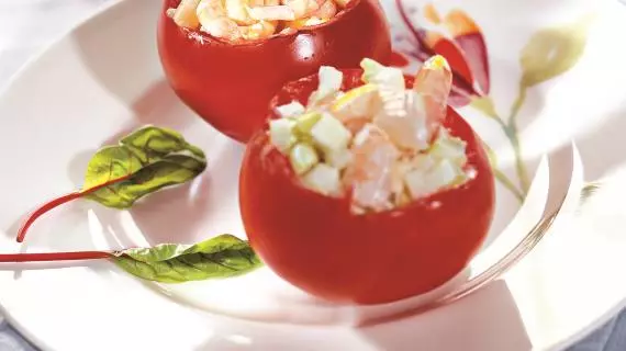 Tomates recheos con gambas, receita paso a paso con fotos