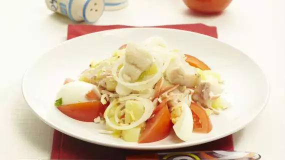 Ensalada de peixe bretón, receita paso a paso con foto