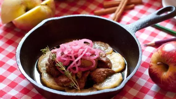 Fígado de pollo con mazás caramelizadas, receita paso a paso con fotos