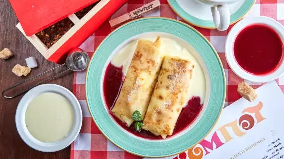 Pancakes con ricotta in salsa cremosa e di lamponi, ricetta passo-passo con le foto