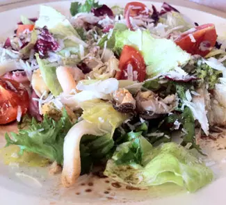 Salade toscane avec des crevettes et des fruits de mer