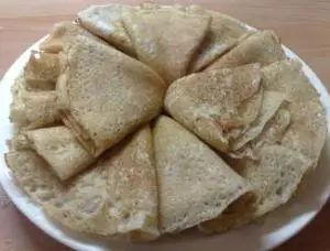 I-pancakes emnyama kwi-Russian, inyathelo lenyathelo ngenyathelo ngeefoto