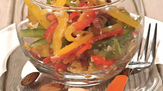 Sweet pepper salad na may talamak na refueling, step-by-step recipe na may mga larawan