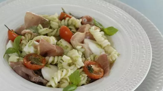 Insalata tal-imqarrun taħt zalza tal-pesto, riċetta pass pass bir-ritratti