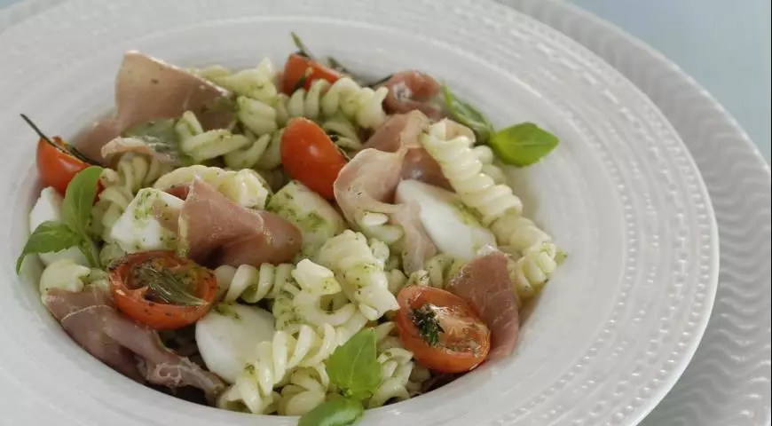 Macarona slaai onder pesto sous