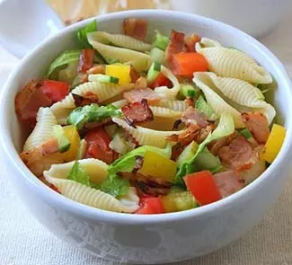 Salad na may pasta, chearase veal at gulay, step-by-step recipe na may mga larawan