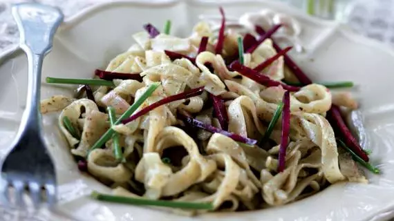 Salad o basta a pesto gyda chnau almon mwg, rysáit cam-wrth-gam gyda lluniau