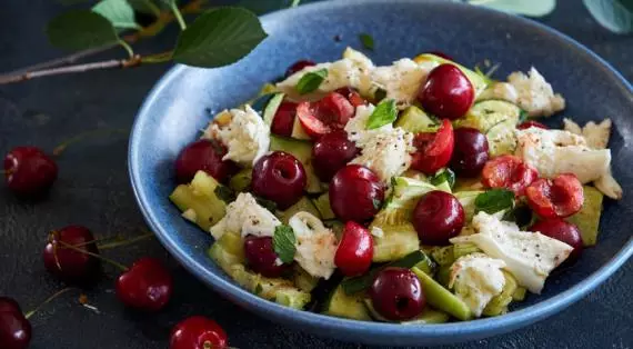 Salad o geirios a zucchini gyda chaws, rysáit gam-wrth-gam gyda lluniau