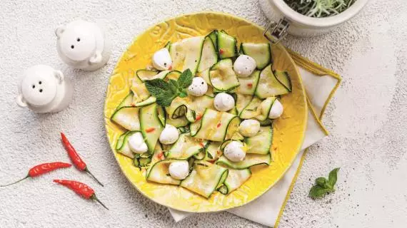 Salad zucchini gyda mozzarella, rysáit cam-wrth-gam gyda lluniau