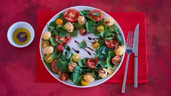 Torch Salad "Caprese" gyda chaws wedi'i rostio, rysáit gam-wrth-gam gyda lluniau