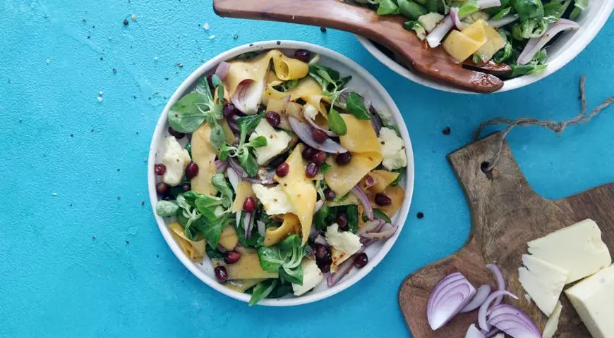 Ensalada con calabaza, granada, espinacas y suluguni.