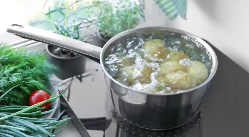 Kokend water tijdens het koken van aardappelen