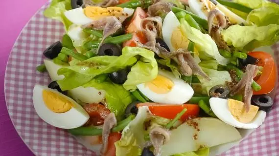 Sredozemna salata s inćunim, korak-po-korak recept s fotografijom