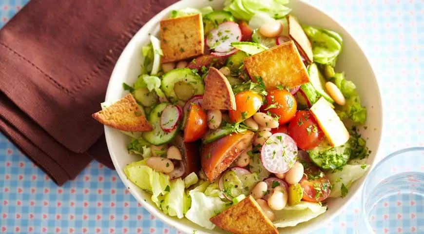 Freash de salade avec un concombre radical et mariné, recette pas à pas avec des photos