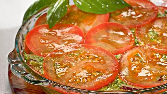 Salade de tomates avec pesto, recette pas à pas avec photos