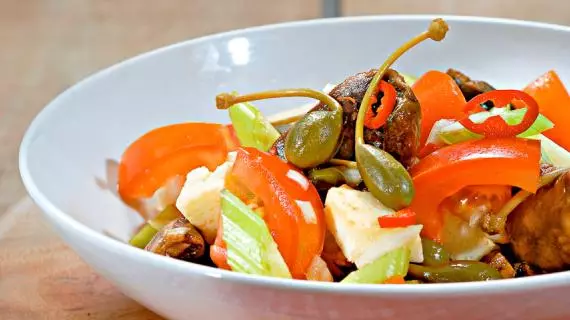 Salade de préfabrice avec des tomates, recette pas à pas avec des photos