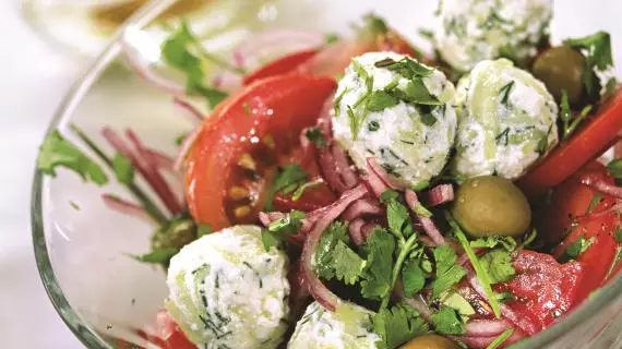 Salade avec des boules de fromage, recette pas à pas avec des photos