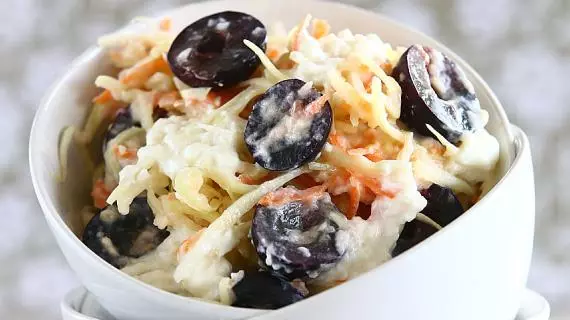 Insalata di cavolo con uva e yogurt, ricetta passo-passo con le foto