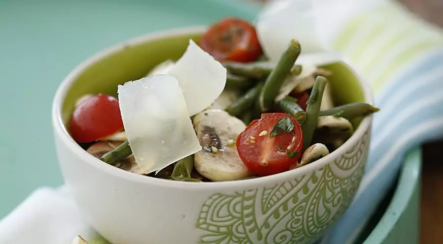 Salade de haricots avec des champignons et des cerises, recette pas à pas avec photo