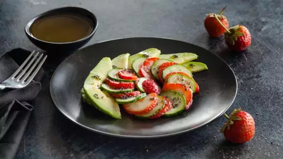 Salad site na strawberries, cucumbers na ube oyibo, usoro nzọụkwụ nzọụkwụ na foto