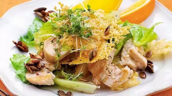 Salade de poulet avec oranges, graines de citrouille et croissants, recette pas à pas avec photos