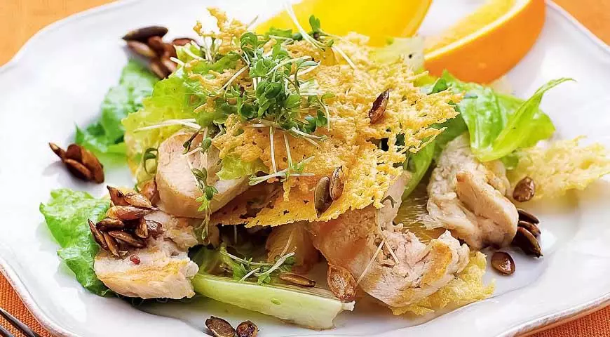 Salad ayam dengan jeruk, biji labu dan salad cress