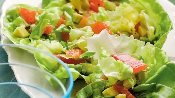 Salade d'avocat avec saumon, recette pas à pas avec photos