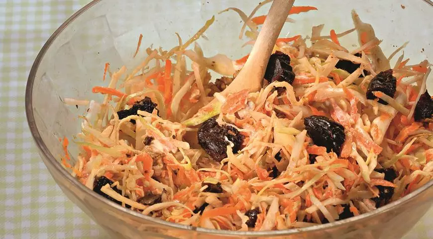 Kabeeji salad na prunes, usoro nzọụkwụ nzọụkwụ na foto