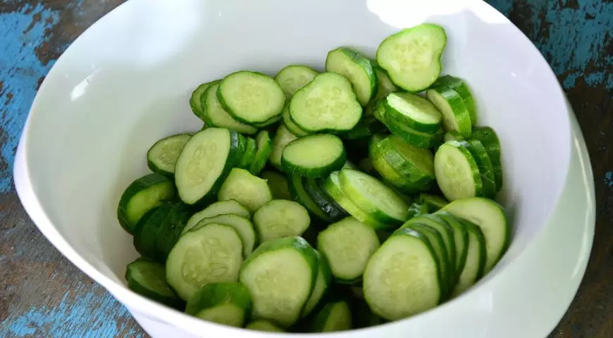 Ringlets tomonidan kesilgan salat bodring