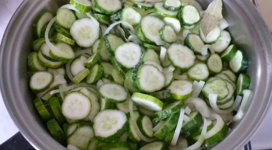 Ƙara cucumbers