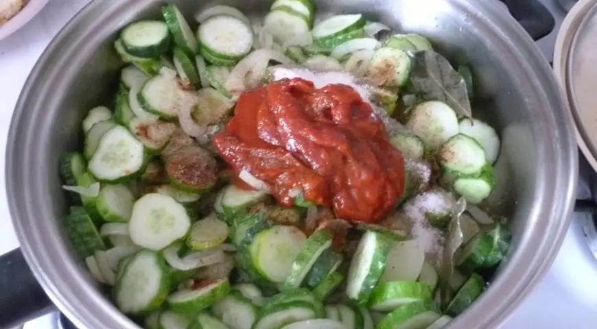 A continuación, agregue especias, pasta de tomate y ácido cítrico.