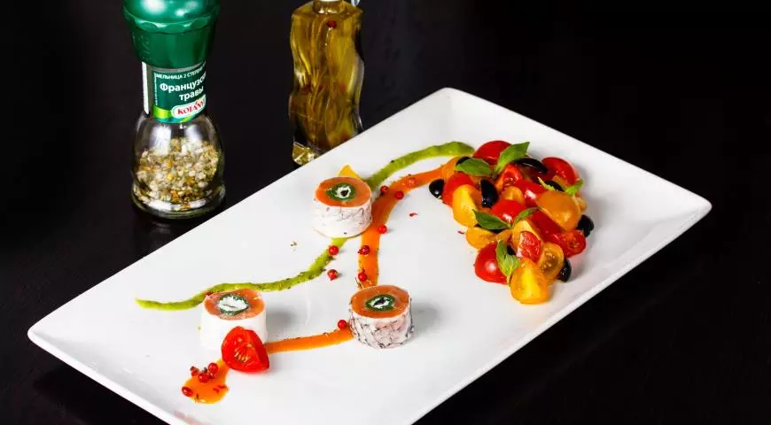 Rollo de salmón ahumado con tomates, receta paso a paso con foto