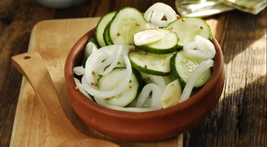 Ensalada de pepino enlatada, receta paso a paso con fotos.