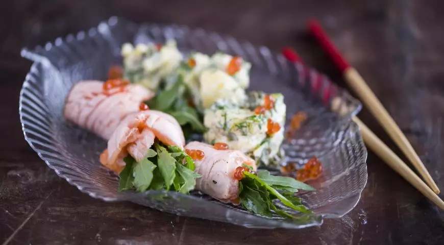 Aartappelsalade met verbrande salm sashimi