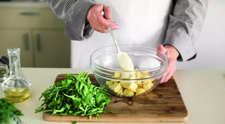 Foto de stock Receta de cocina: Ensalada de patata con salmón quemado de salmón, paso número 3