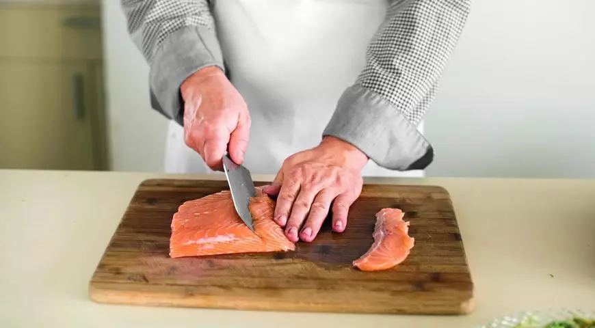 Foto de stock Receta de cocina: Ensalada de patata con sashie de salmón quemado, paso número 5