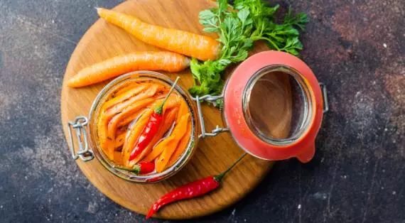 Carrotên giran di rûnê mustard de, pênaseya gav-gav bi wêneyan