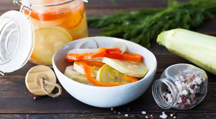 Salad Zucchini kacang polong karo mrico manis, resep langkah-langkah kanthi foto