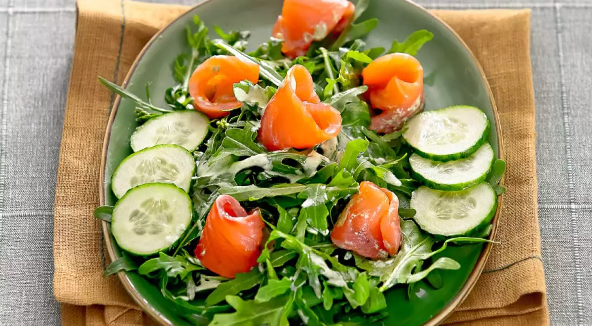 Salade avec concombres et saumon fumé