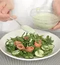 Reklamní fotografie vaření recept: salát s okurkami a uzeným lososem, krok №4