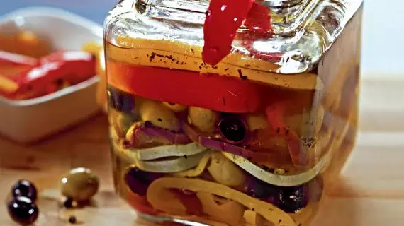 Marinated ဟင်းသီးဟင်းရွက်များသုပ်, အီတလီ, ဓာတ်ပုံများနှင့်အတူခြေလှမ်း - အဆင့်ဆင့်စာရွက်