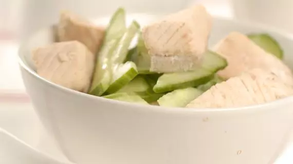 Salad kauban ang salmon ug pipino, lakang nga lakang nga adunay mga litrato