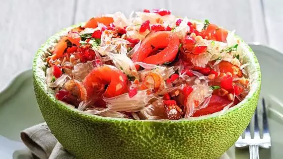 Thai saláta egy pomelo füstölt lazac, lépésenkénti recept a fotókkal