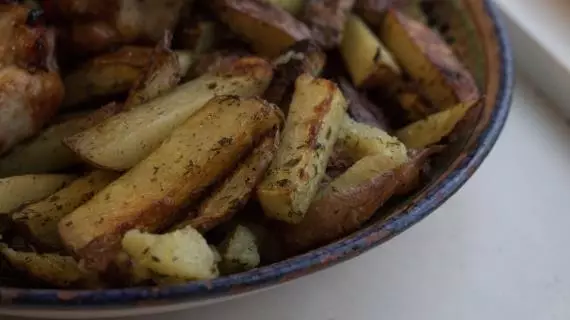 Csirke thai fűszeres burgonyával, lépésenkénti recept a fotókkal